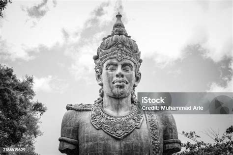 인도네시아 발리의 가루다 위스누 켄카나 문화 공원에 있는 흐린 푸른 하늘을 배경으로 한 위시누 경의 동상 흑백 이미지 0명에 대한 스톡 사진 및 기타 이미지 Istock