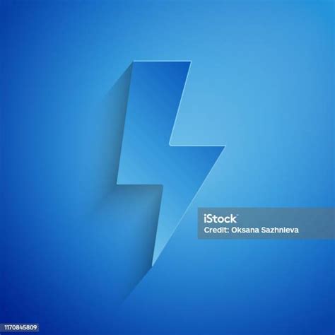 파란색 배경에 격리 된 종이 컷 번개 볼트 아이콘 플래시 기호 플래시 아이콘을 충전합니다 천둥 볼트 조명 스트라이크 종이 아트 스타일입니다 벡터 일러스트레이션 0명에 대한