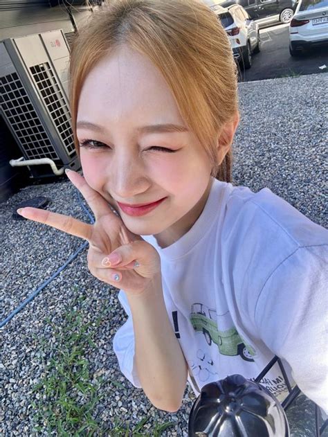 Rocket Punch Community Posts 자연광 100점☺️☺️ 켓치도 오늘 좋은 하루 보내요 날씨가 좋은 것