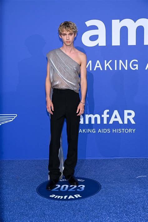 Gender Bending Fashion Breaking Down Barriers