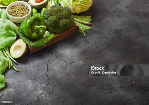 모듬된 그린 톤의 어두운 배경에 원시 유기농 야채 아보카도 양배추 브로콜리 콜리플라워와 트림 콩 오이 텍스트를 위한 공간 0명에 대한 스톡 사진 및 기타 이미지 Istock