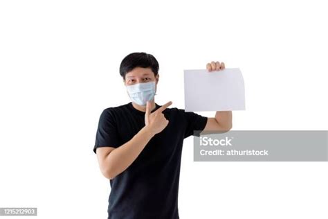 젊은 아시아 남자 와 얼굴 마스크 보호 에서 바이러스 서 고 여기에 캡션을 입력 에 대 한 빈 종이를 개최 30 39세에 대한 스톡 사진 및 기타 이미지 Istock