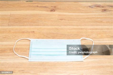 고무 귀 끈이있는 수술 용 마스크 입과 코를 덮는 전형적인 3ply 수술 마스크 박테리아에서 절차 마스크 보호 개념입니다