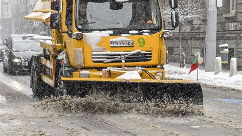 Над 140 почистващи машини работят по всички основни булеварди и улици в София Новини бг