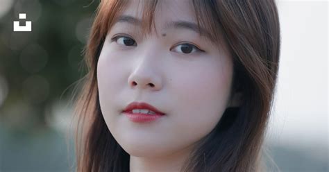 긴 머리와 흰 셔츠를 입은 여자 사진 Unsplash의 무료 여자 이미지