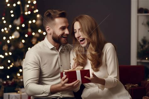 男人给女人送惊喜礼物高清图片下载 正版图片600388964 摄图网