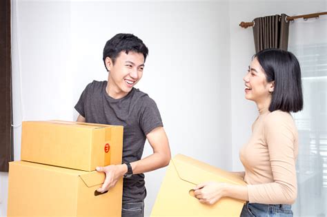 행복 한 아시아 부부 집 이동 하는 일에 함께 상자를 들고는 개념에 대한 스톡 사진 및 기타 이미지 개념 구매 나름 Istock