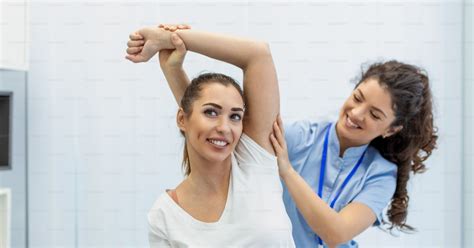 운동 선수 환자의 부상당한 팔 치료 스트레칭 및 운동 재활 치료 클리닉에서 통증 수행을 검사하는 의사 또는 물리 치료사 사진 Unsplash의 정골 요법 이미지