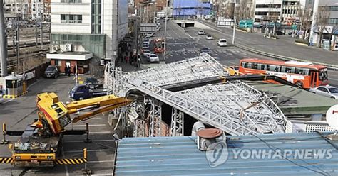 쓰러진 간판 철거 크레인