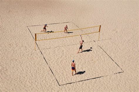 3 Mujeres En Camisa Blanca Y Roja Y Jeans Azules Saltando