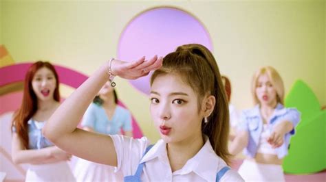 Pin By Jeonism On Itzy Itzy Girl Group Entertaining