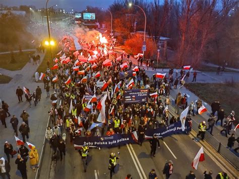 Марш Незалежності у Варшаві — з фаєрами смолоскипами та гаслами
