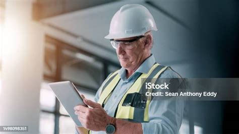 건설 현장의 건물 태블릿 및 엔지니어링 인력 검사 점검 부동산 개발 또는 설계 품질 보증 건축 산업 계약자 및 혁신 진행을위한 기술 사무실에 대한 스톡 사진 및 기타 이미지