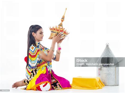 남부 태국 고전 춤 정장 공중에는 머리 장식을 올려 여자는 흰색 배경에서 그녀의 머리에 넣어에 대 한 준비 골동품에 대한 스톡 사진 및 기타 이미지 Istock