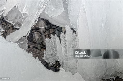 얼어붙은 겨울 땅에 금이 간 얼음 덩어리를 덮고 있는 밝은 흰색 눈과 겨울 철물의 얼어붙은 물에서 얼음 블록의 야외 보기 0명에