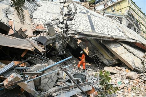 Myanmar Quake Death Toll Surpasses 1600 As Rescuers Dig Through Rubble