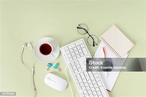 밝은 녹색 사무실 책상 키보드 차 머그잔과 안경미니멀 한 스타일의 책상 복사 공간 상단 보기 평면 레이아웃 레이아웃 0명에 대한 스톡 사진 및 기타 이미지 Istock