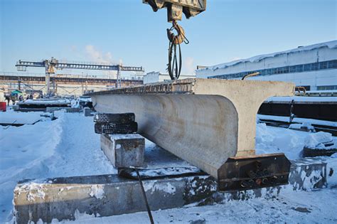 금속 기둥 설치를 위해 설계된 금속 앵커 볼트가있는 철근 콘크리트 기초의 행 건설 현장에 창고의 기초 0명에 대한 스톡 사진 및 기타 이미지 Istock