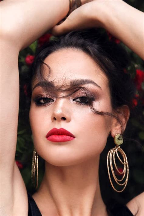 Mooi Sexy Meisje Met Donker Krullend Haar En Heldere Make Up In Dr Stock Foto Image Of Haar