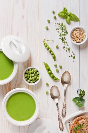 향신료 소나무 견과류와 구운된 Ciabatta 빵 집에서 만든 신선한 녹색 완두콩 크림 수프 흰색 나무 배경 위에서 근접 보기 건강한 식생활에 대한 스톡 사진 및 기타