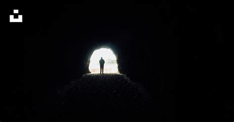 끝에 빛이 있는 어두운 터널에 서 있는 사람 사진 Unsplash의 무료 샌프란시스코 이미지