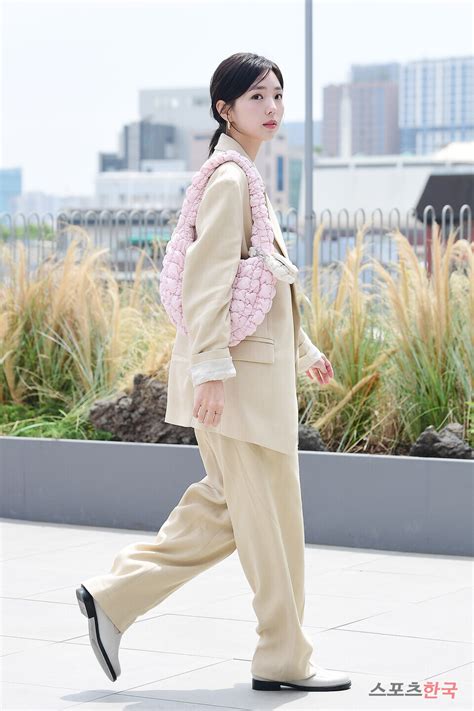 채수빈 시크한 워킹