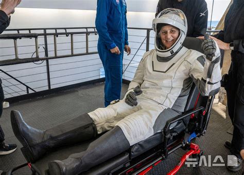 국제우주정거장에 9개월 간 발 묶였던 우주비행사 2명 무사 귀환 [뉴시스pic]