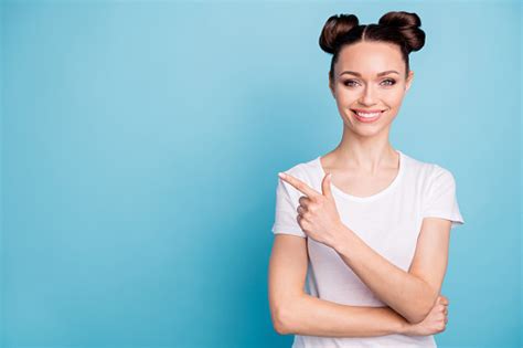 손가락 빈 공간을 나타내는 귀여운 만두와 영업 관리자 레이디의 사진은 흰색 캐주얼 T 셔츠 고립 된 파란색 배경 여자에 대한 스톡 사진 및 기타 이미지 Istock