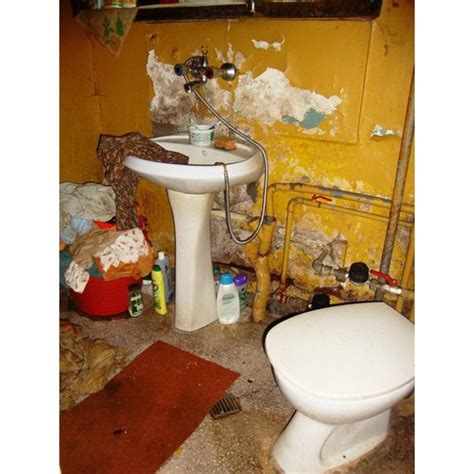 Жена преживява с вода оцет и захар