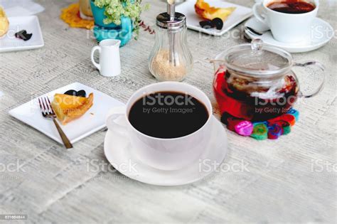 흰색 컵에 흰색 나무 테이블에 사과 파이 함께 항아리에 차 커피 에스프레소 건조한에 대한 스톡 사진 및 기타 이미지 건조한 계절 꽃 식물 Istock