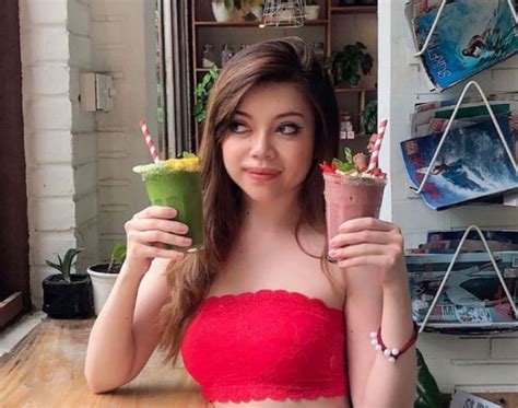 7 Potret Seksi Monna Frans Aspri Hotman Paris Yang Berwajah Bak Barbie