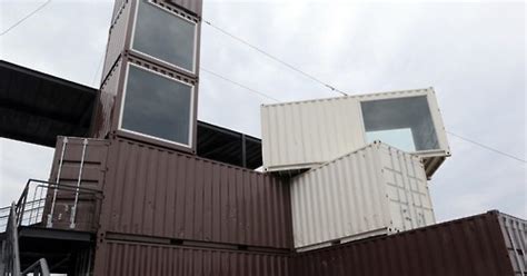 컨테이너로 만든 기하학적 구조물