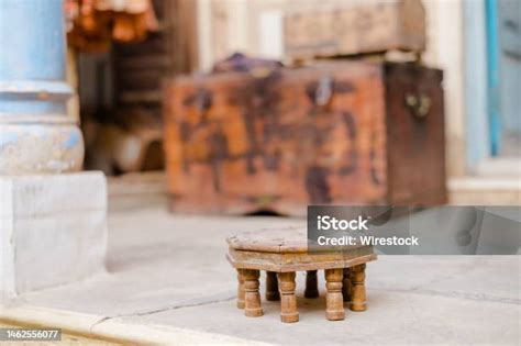 오래된 전통 건물에 있는 골동품 목조 인도 낮은 의자의 얕은 초점 0명에 대한 스톡 사진 및 기타 이미지 0명 개념 개념과 주제 Istock