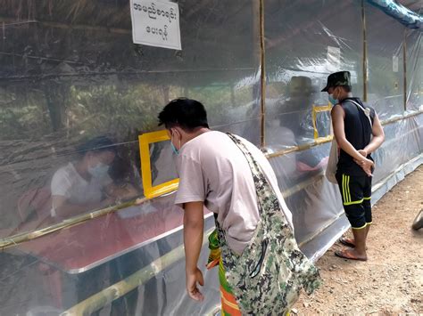 သံတောင်မြို့အဝင်ဂိတ်တွင် ကိုဗစ် ၁၉ ရောဂါ ကြိုတင်ကာကွယ်ရေးအတွက် ကျန်းမာရေးစစ်ဆေးခြင်းနှင့