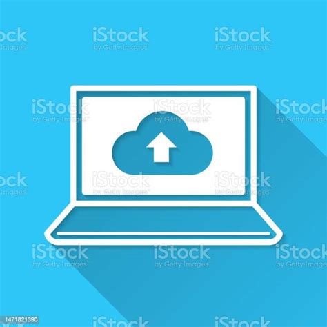 노트북에서 클라우드 업로드 파란색 배경에 아이콘 긴 그림자가 있는 평면 디자인 3차원 형태에 대한 스톡 벡터 아트 및 기타 이미지 3차원 형태 개념 공유 개념