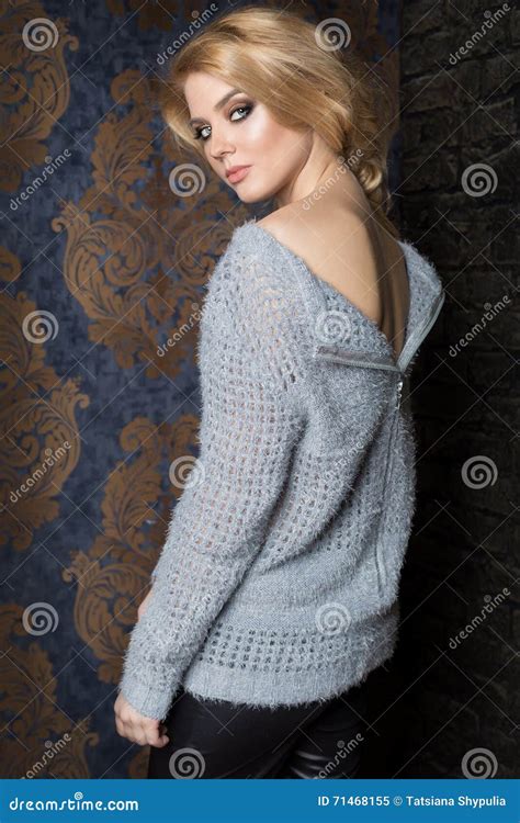 Красивая сексуальная девушка с светлыми волосами с ярким глазом Smokey состава демонстрирует