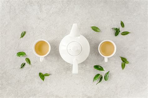 녹차 잎이 있는 2개의 흰 차 컵과 주전자를 곁들인 허브 티 플랫 레이 상단 보기 차 컨셉 0명에 대한 스톡 사진 및 기타 이미지 Istock