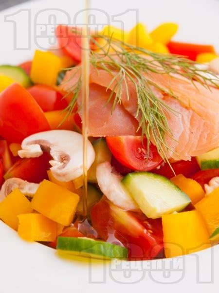 Салата с чери домати чушки сурови гъби сьомга и зехтин