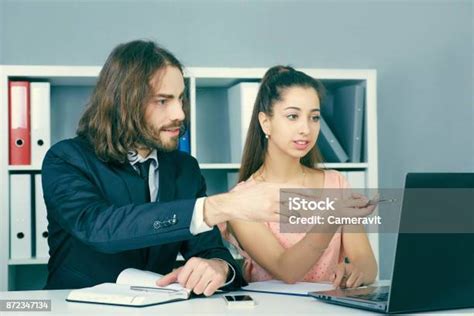 팀워크 개념입니다 젊은 크리에이 티브 동료 현대 사무실에서 새로운 시작 프로젝트 데스크톱 컴퓨터의 데이터를 분석 하는 두 사람이 20 29세에 대한 스톡 사진 및 기타