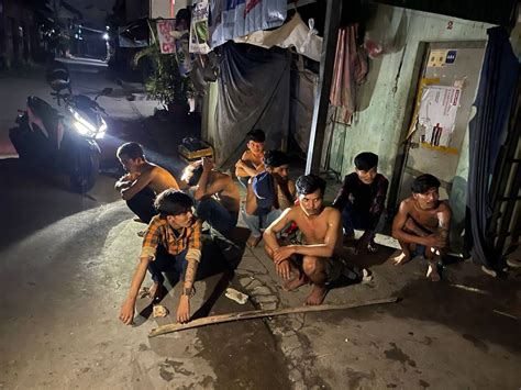 កាន់ដំបងដុំថ្មចាំវាយគូរទំនាស់មិនទាន់បានវាយផងសមត្ថកិច្ចឃាត់ខ្លួនបាត់ នគរដ្រេហ្គន