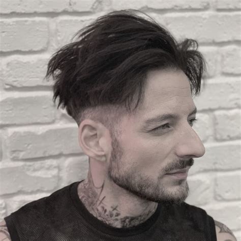 Длинные волосы с выбритыми висками мужская стрижка фото