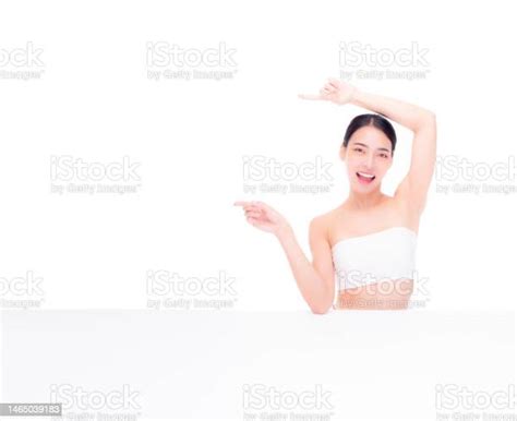 아름다운 젊은 아시아 여자는 공간을 복사하고 미소 얼굴과 행복한 예쁜 여자와 카메라를보고 만족스러운 제품처럼 행동 흰색 배경에 고립 된 광고에 사용 25 29세에 대한 스톡