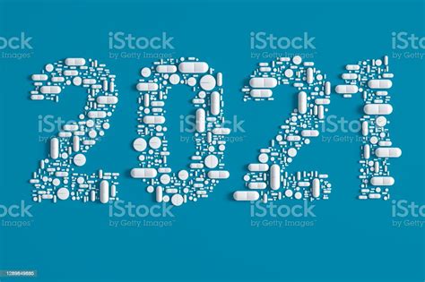 2021년 의학 컨셉을 축하합니다 숫자 2021 및 눈송이의 형태로 파란색 배경에 흩어져 알약의 많은 3d 일러스트레이션 2021년에 대한 스톡 사진 및 기타 이미지