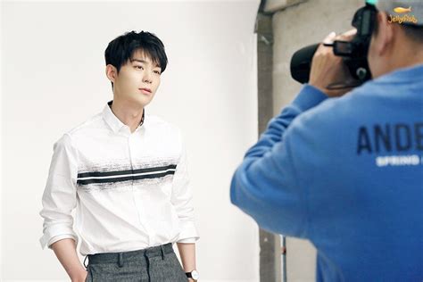 더쿠 최근 아이돌 소속사로 옮긴 뮤지컬 배우 전동석 새 프로필 비하인드 