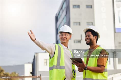 태블릿 팀워크 또는 엔지니어와 디자이너가 건설 현장에서 계획을 세우는 아키텍처 건축가 건축 및 개발 프로젝트를 설계하기 위해 함께 일하는 남성과의 협업 30 34세에 대한