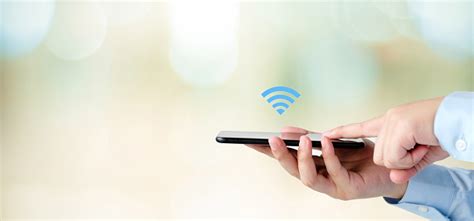 스마트폰 및 와이파이 아이콘을 사용 하 여 흐리게 배경 스마트폰 온라인 디지털 네트워크 기술에 대 한 와이파이 아이콘 영역 휴대 전화 무선 네트워크 연결 Seo 및 사물 의