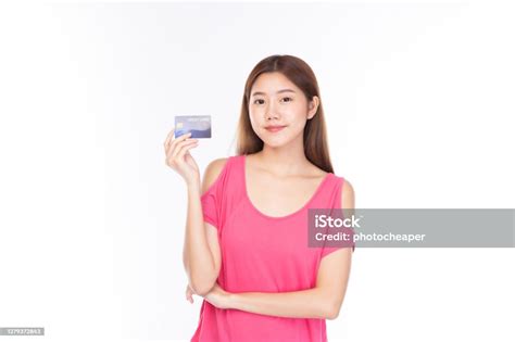 매력적인 아름다운 아시아 젊은 여자 온라인 쇼핑에 대 한 신용 카드를 보여주는 흰색 배경에 지불 Brand Name Mobile Payment에 대한 스톡 사진 및 기타