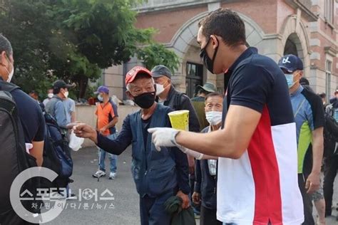 매달 한번씩 서울역에서 봉사하는 외국인 선수 연예이슈 수다방 네모판