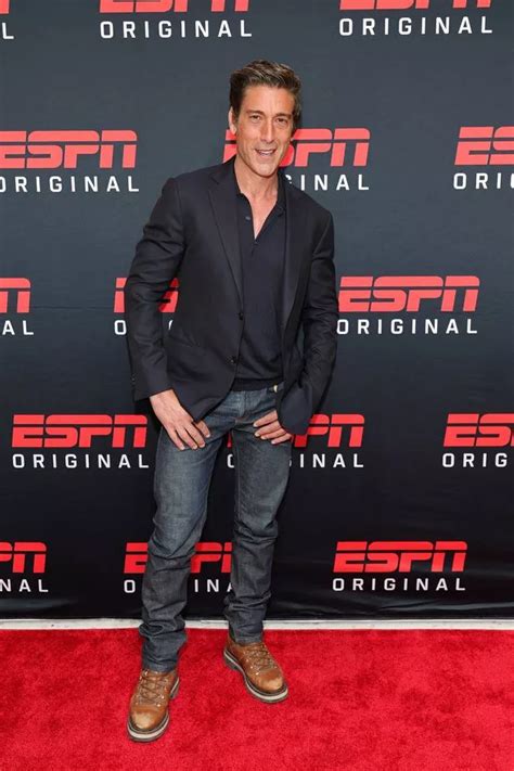 Sh0cking David Muir Steps Away From Abc News Desk Stuns On The Red