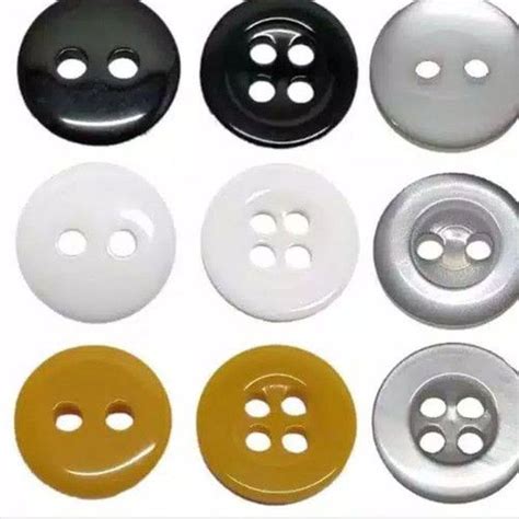 Kancing Kemeja Putih